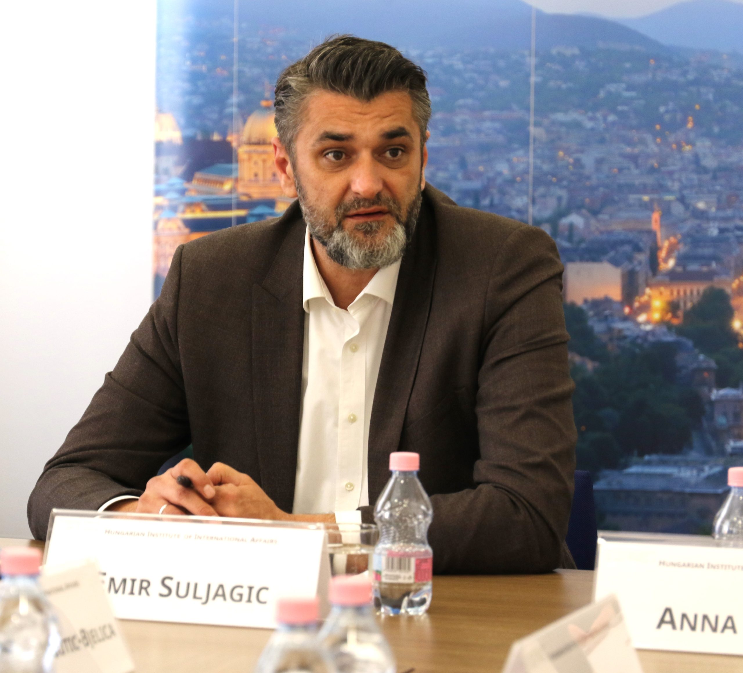 Emir Suljagić, a Srebrenica Memorial Centre igazgatója az MKI-ban ...
